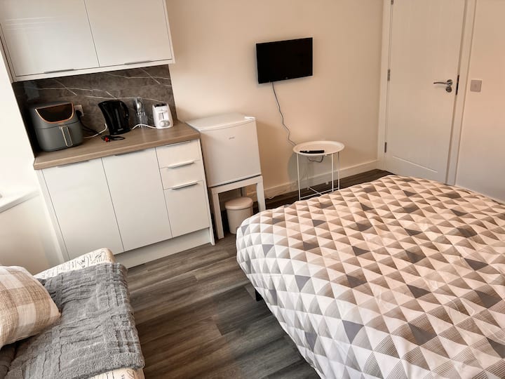 Nice Studio With Private Bath - Wellingborough