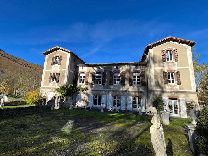 20 Pers. Gîte Le Grand Castel - Ancienne éCole - Pyrénées