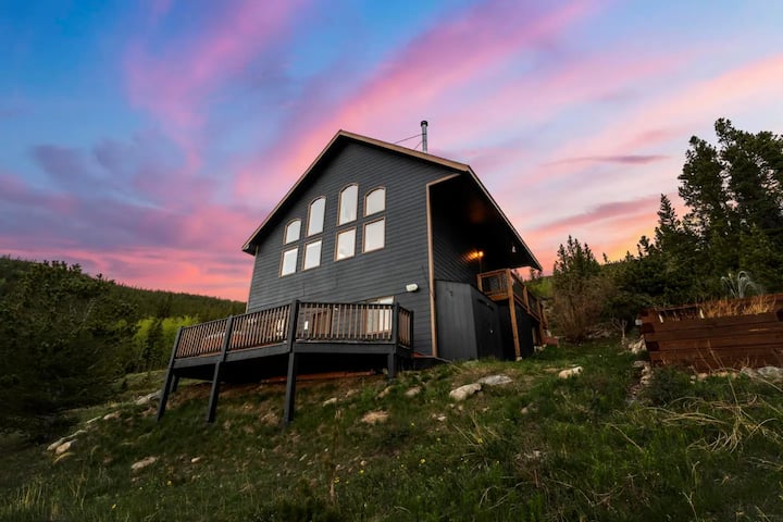 Creekside Escape • Hot Tub, Games & Mountain Views - Idaho Springs, CO