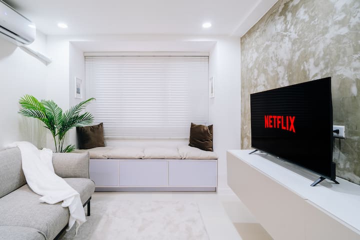 Central 2br Forbeswood @ Burgos Circle Bgc - Taguig