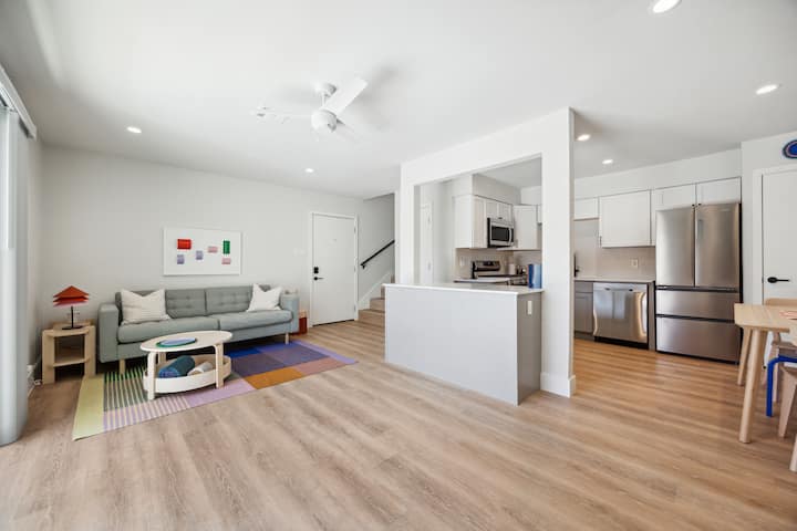 Tidy Tesamman Two Bedroom Condo - West Lake Hills, TX