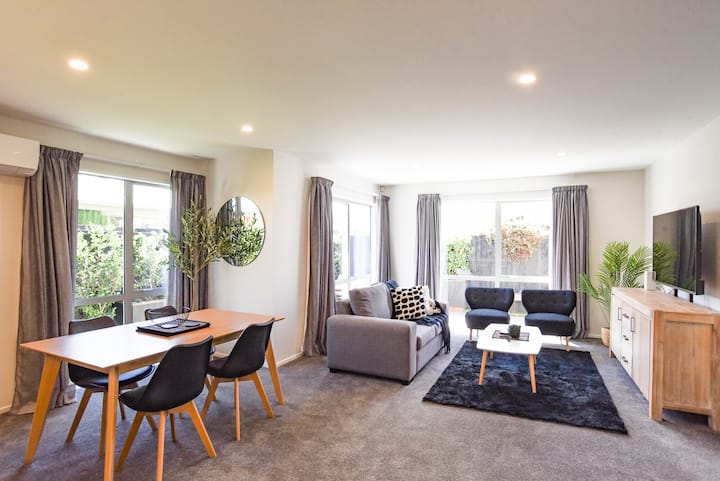 New Central Retreat: Includes Luxury King Beds - Christchurch