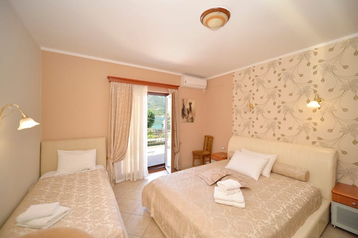 One Bedroom Apartment With A Big Balcony - Kotor