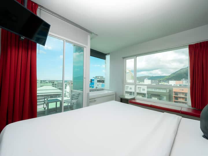 Jacuzzi Room, Steps From Beach - 빠똥