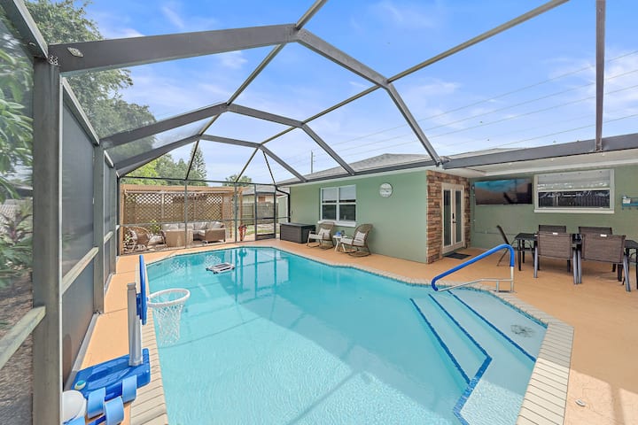 Luxury Outdoor Space W/ Pool - Sarasota, FL