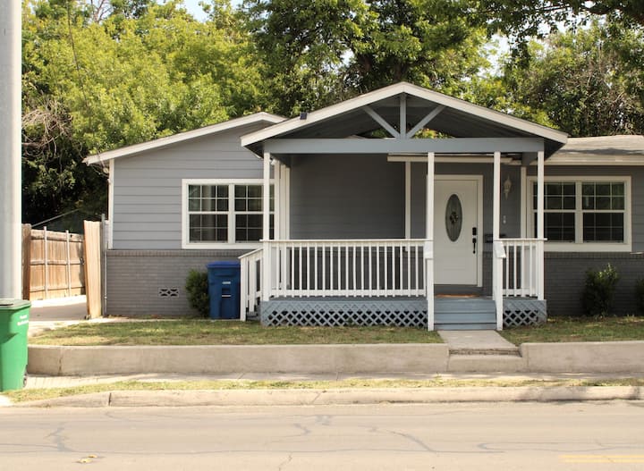 Cozy Home Near Frost Bank Center/alamodome - Alamo Heights, TX
