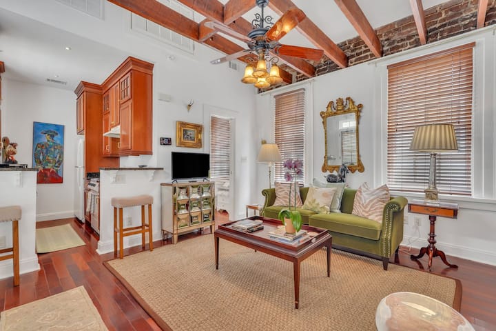 Charming Monterey Square Carriage House - Savannah, GA