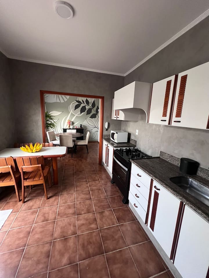 Casa Charmosa E Aconchegante Com Quatro Quartos - Passos