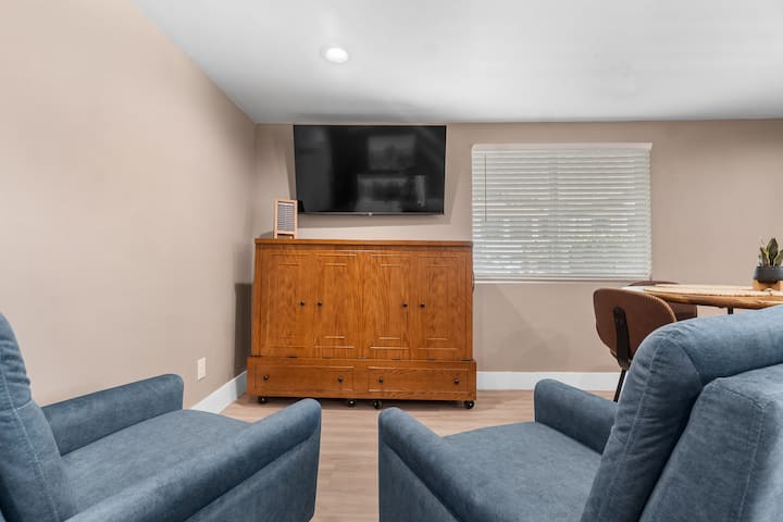 Boho Chic Studio - Dt Visalia W/modern Art Flair - Visalia, CA