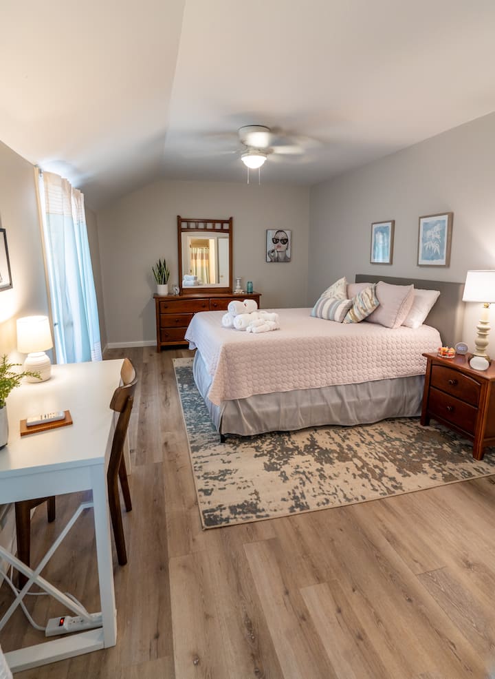 "Audrey's Treehouse" (Apt 4) - Fort Wayne