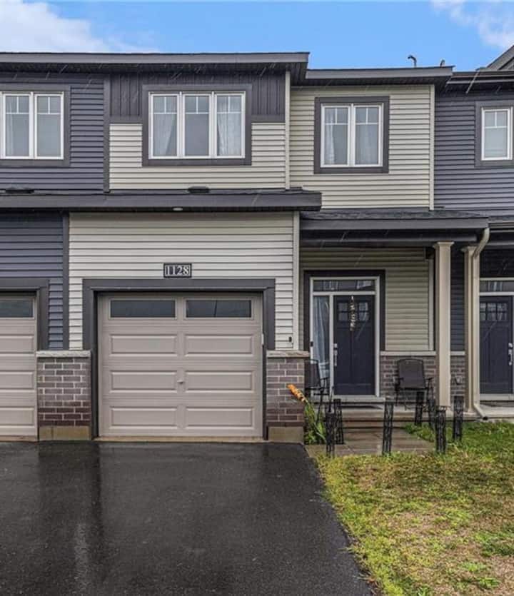 Kanata Townhouse Near Stadium - Ottawa