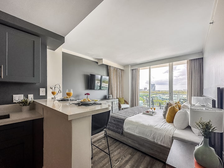 Full Kitchen Studio, Balcony, Pool, Gym, Free Park - South Miami, FL