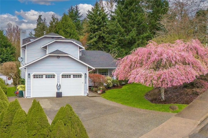 Cozy Kent Retreat: Hot Tub, Workspace, & Ev Ready - Kent, WA