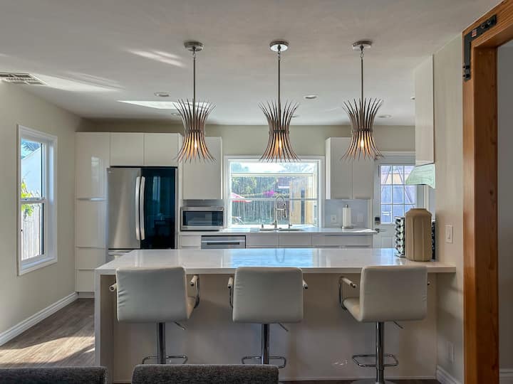 Spacious West La Home 3br/3bath Parking, Backyard - Santa Mónica, CA