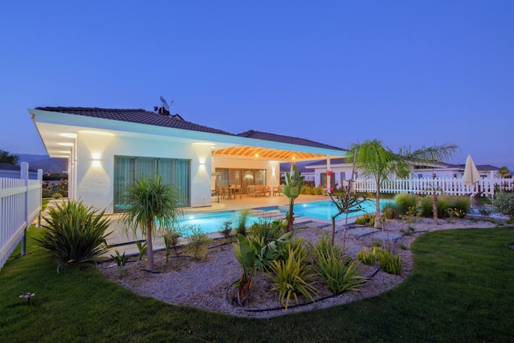 ÇAlış'da Geniş Bahçeli Plaja Yakın Villa - Fethiye