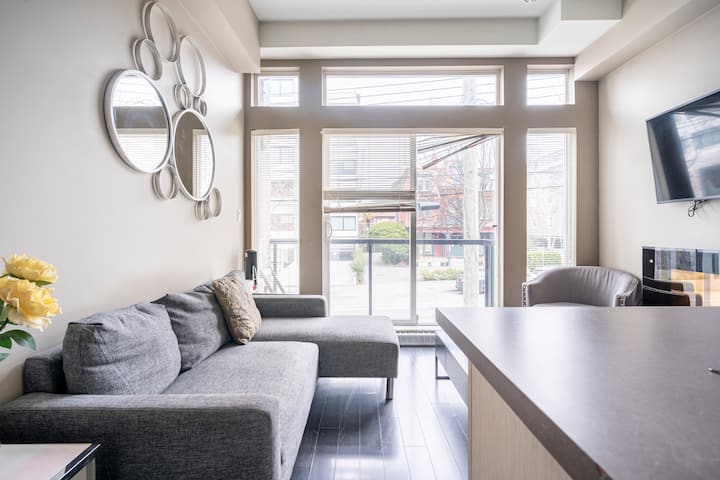Modern One Bed - Great Location Downtown! New - Victoria