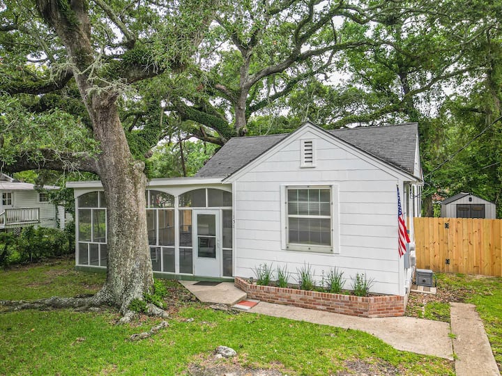 Coastal Cottage On Saint George-walk To The Beach! - Biloxi, MS