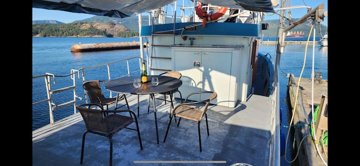 Retro Boat In Quiet Marina, Unique Experience - Duncan