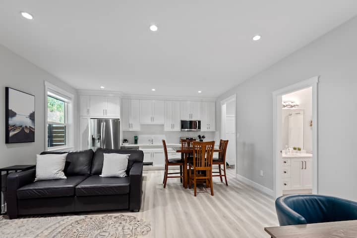 Comfortable Suite For 6 In Family Neighborhood - Duncan