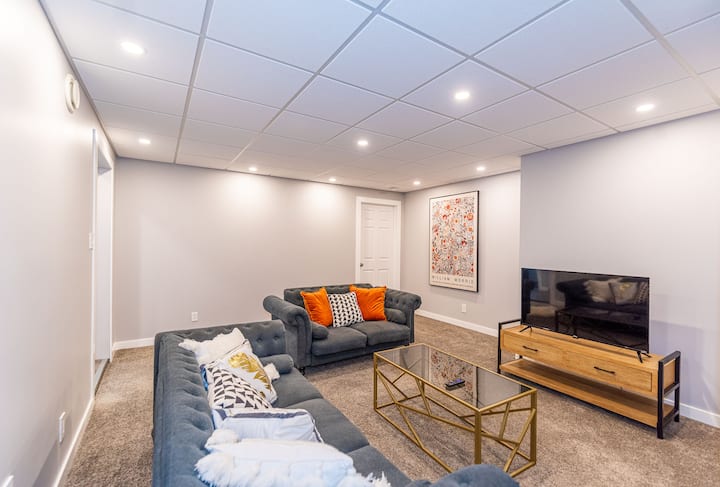 *Central Westmount* Basement Sleep 4/beside Dt - St. Albert