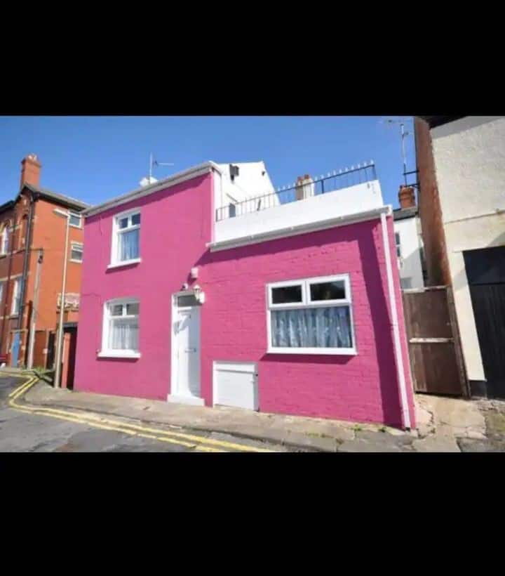 Modern Pink Cottage In Blackpool - Blackpool