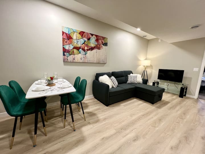 *Uplands Quality Bnb*basement Slp 3/10mins To Wem - Canada