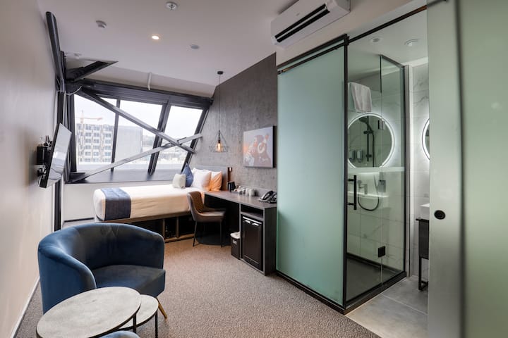 Microtel Business Queen Room - Wellington