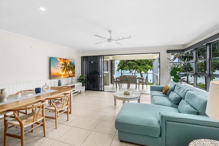 Deluxe Beachfront 2-bedroom Apartment - Trinity Beach