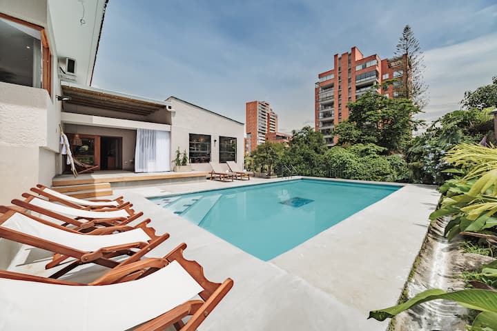 Luxury Villa In Poblado W/ Private Pool & Jacuzzi - Medellín
