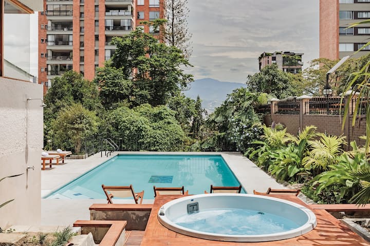 Luxury Villa In Poblado W/ Private Pool & Jacuzzi - Medellín