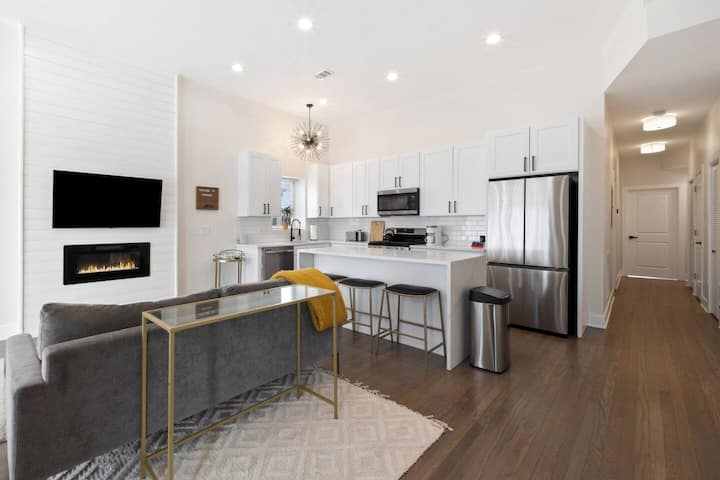 Contemporary 2 Bedroom Condo - Auburn Gresham - Chicago