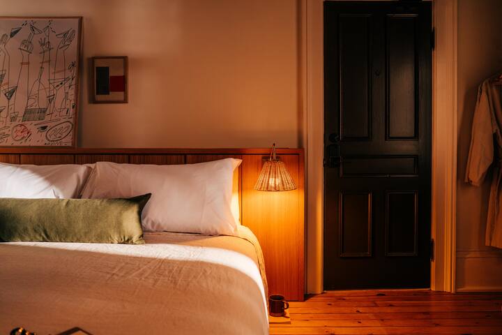 King Bed, Soaker Tub In Collingwood Boutique Hotel - Collingwood