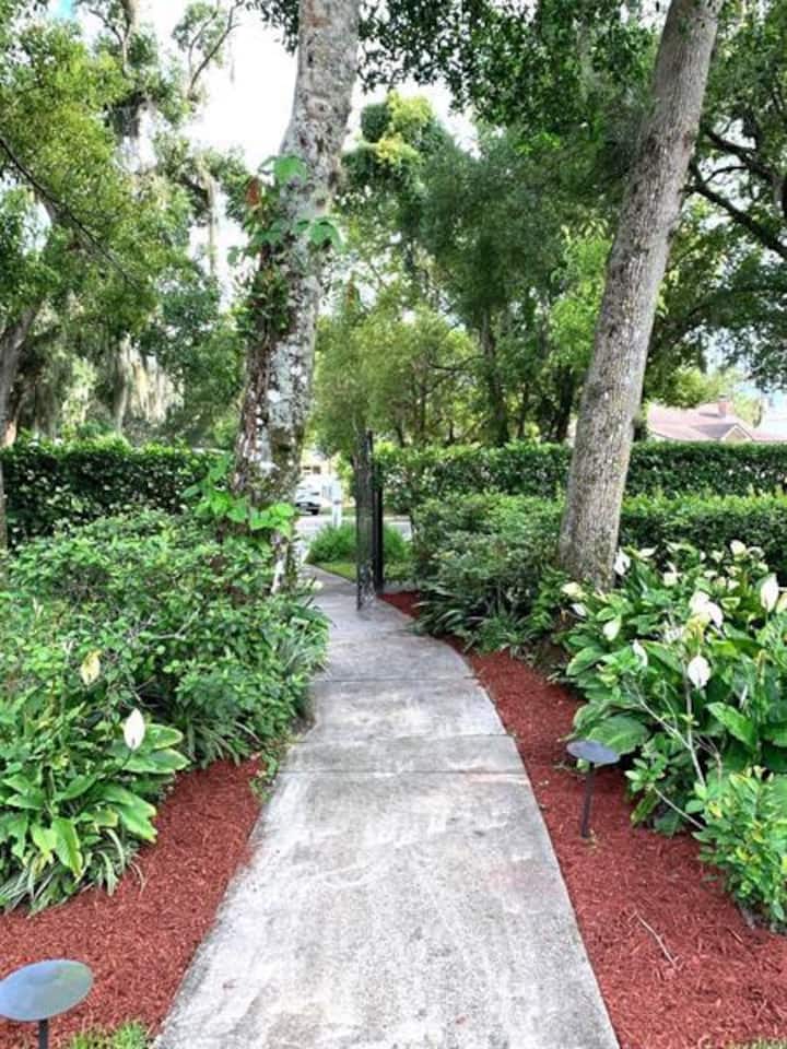 Hidden Garden Cottage, Sleeps 6 - Maitland, FL