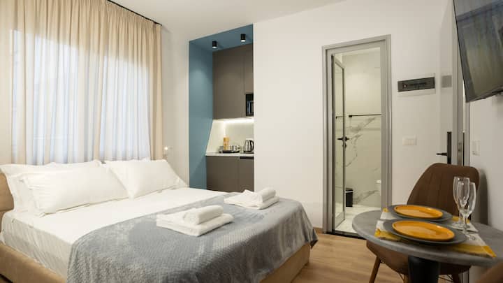 New Bazaar Blue Apartment - Tirana