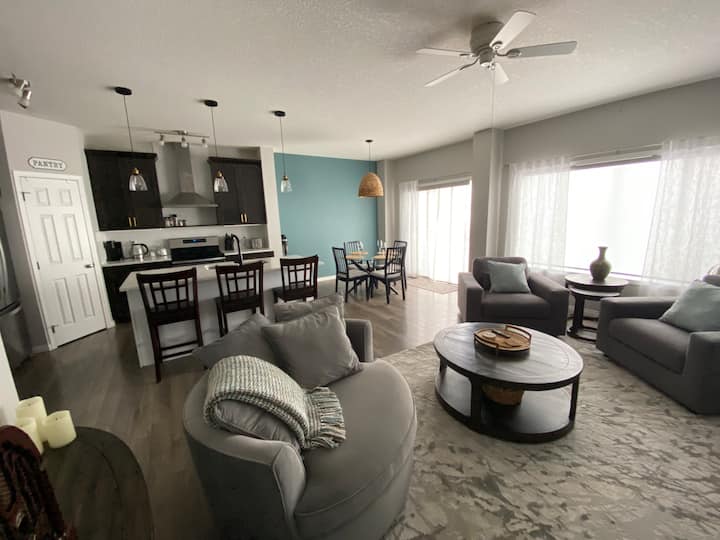 Cozy Home Close To The Rockies - Cochrane