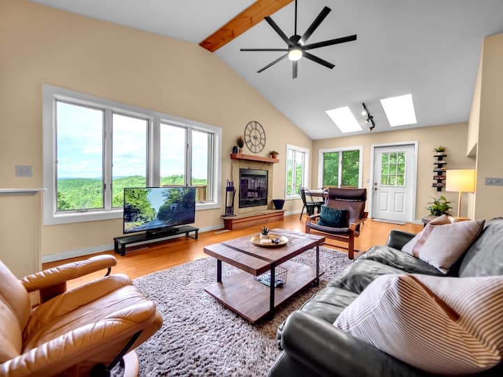 Mountain Views! Hot Tub, 2-story Deck & Fire Pit - Boone, NC