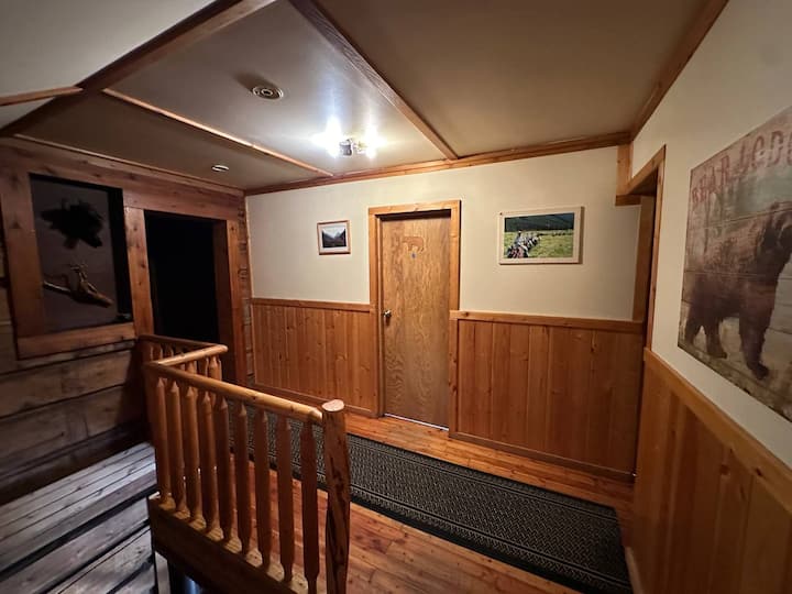 Rustic Beaverfoot Lodge Room N7 - Field