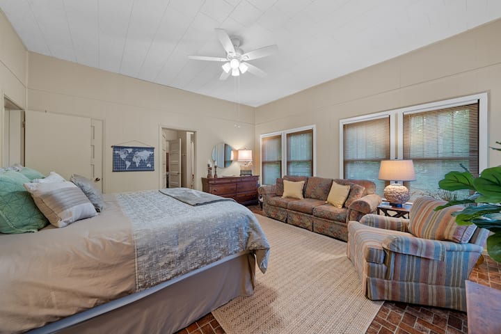 Brundage Secluded Cottage - Sleeps 5! - Hot Springs, AR