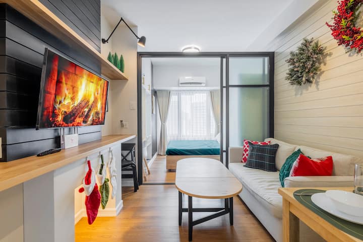 Makati Cbd Christmas-themed 1br Condo Beside Malls - Makati