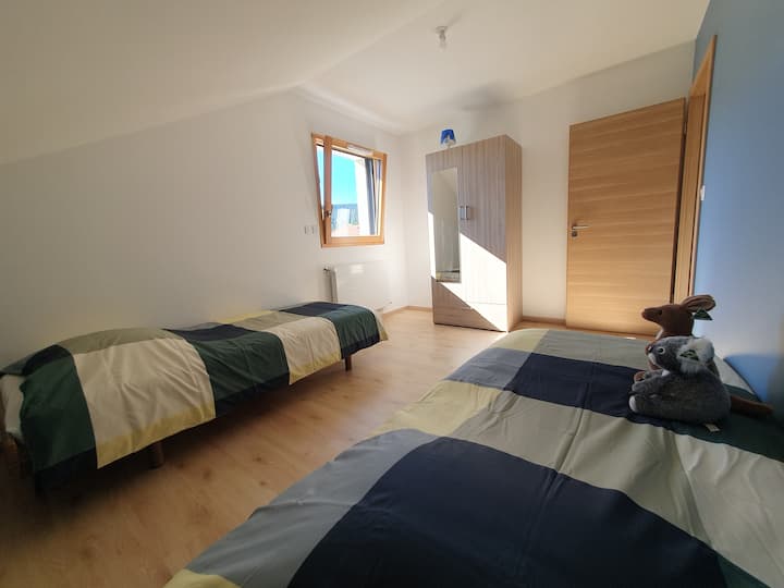 Chambre 2 Lits Simples, Salle De Bain Partagée - Métabief