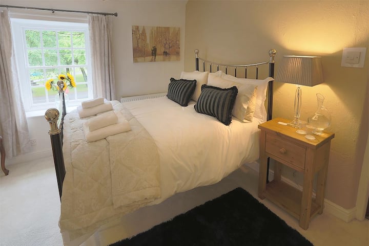 The Red Lion At Litton, Room One - Castleton