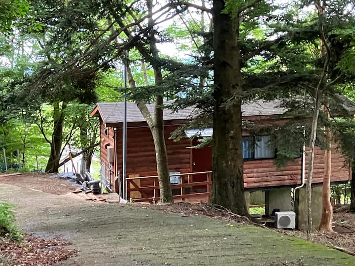 標高600mの天城高原にある森のミニログハウス。ウッドデッキ/bbq/キャンプ - Izu