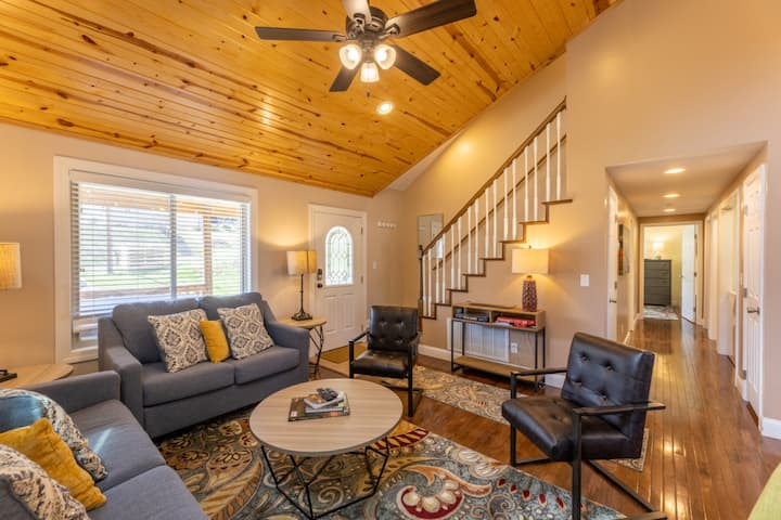 Family Cabin | Hot Tub+fire Pit | Walk To Downtown - Fayetteville, WV