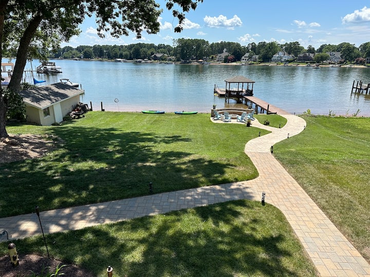 Lake Norman (Bottom Unit) Lake Front Retreat - Mooresville, NC