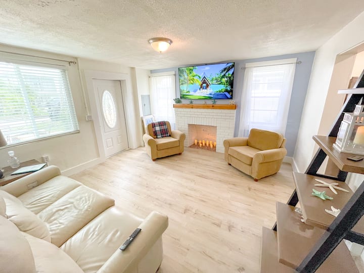 Life's A Beach Cottage - Cypress Lake, FL