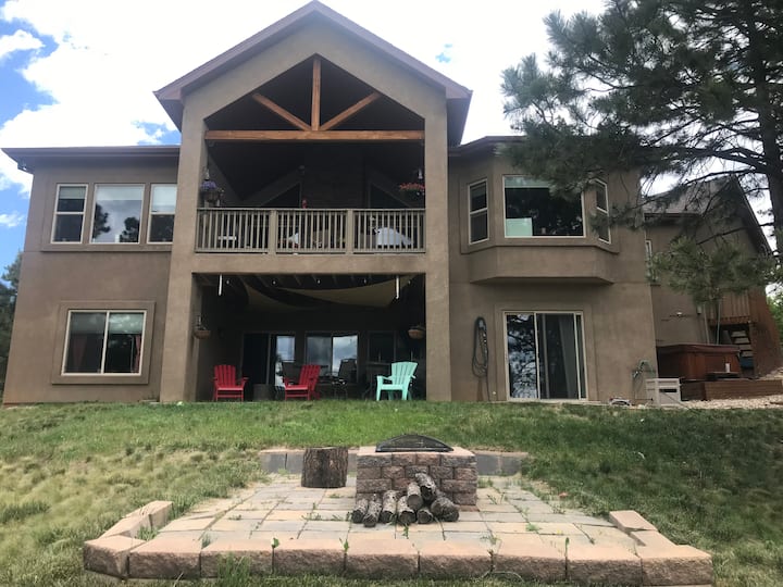 Sleeps 2, Queen And Double Bed In Same Room - Colorado Renaissance Festival