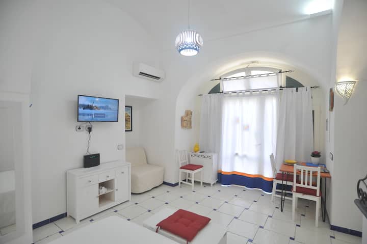 Cozy Art House • Newly Renovated • Walk To Beach! - Côte Amalfitaine