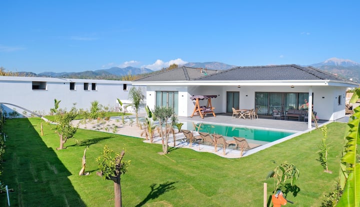 ÇAlış'da Plaja Yakın Geniş Bahçeli Villa - Fethiye