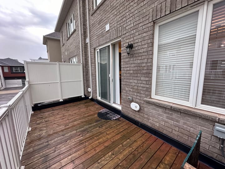 4 Bedroom Townhouse In Oakville - Milton