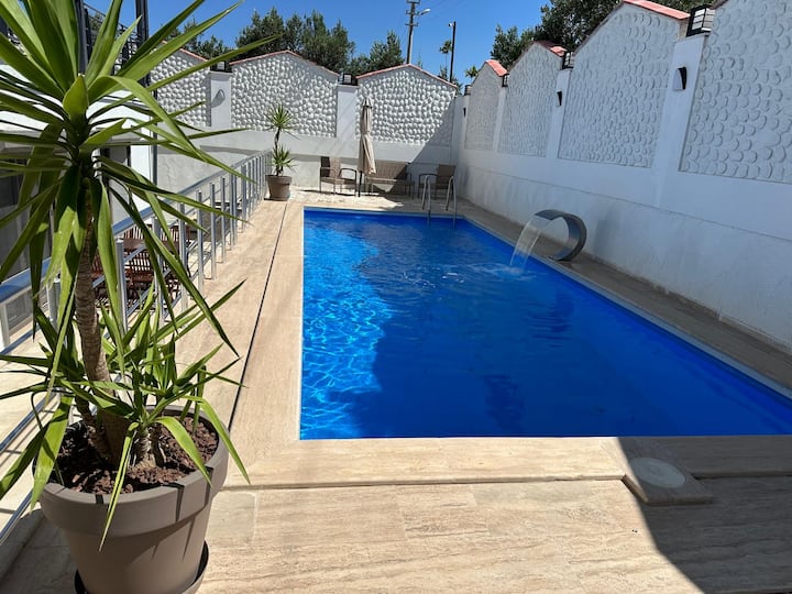 Urla'da ÖZel Havuzlu Evde Konaklama - Urla